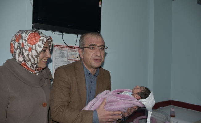 Suriyeli annenin bebeği Diyarbakır'da yılın ilk bebeği oldu - MEDYA ... Suriyeli annenin bebeği Diyarbakır'da yılın ilk bebeği oldu - MEDYA ...